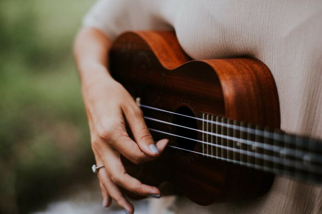 5 nieuwe manieren om te strummen op je ukelele | Bax Music Blog
